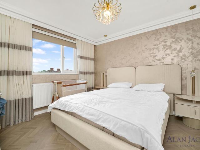 6 bedroom terraced house for sale