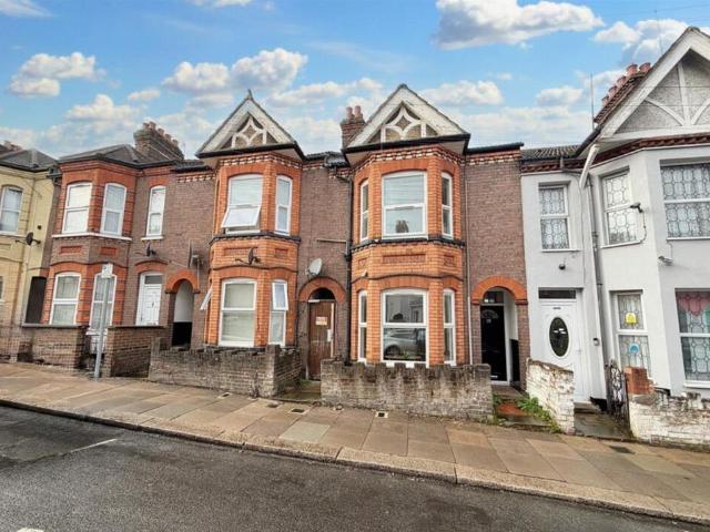 6 bedroom terraced house for sale