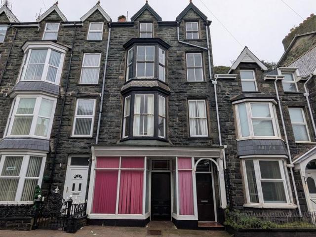 6 bedroom terraced house for sale
