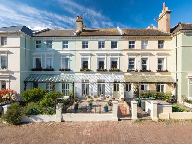 6 bedroom terraced house for sale
