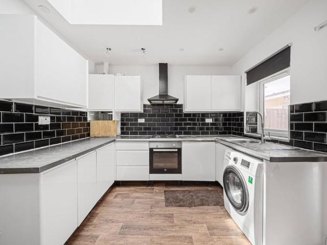6 bedroom terraced house for sale