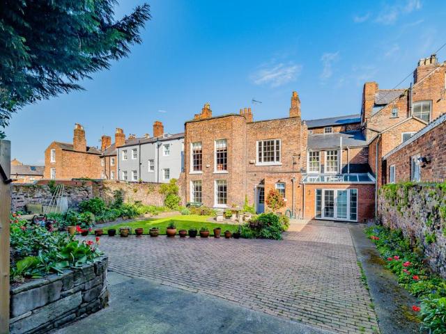 4 bedroom terraced house for sale