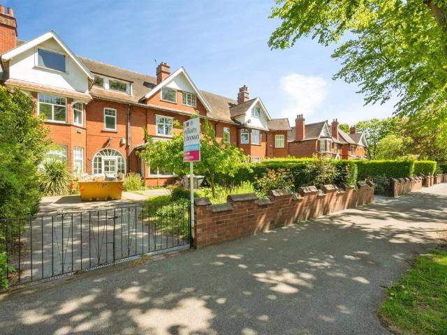 6 bedroom terraced house for sale