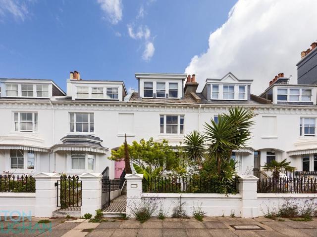 6 bedroom terraced house for sale