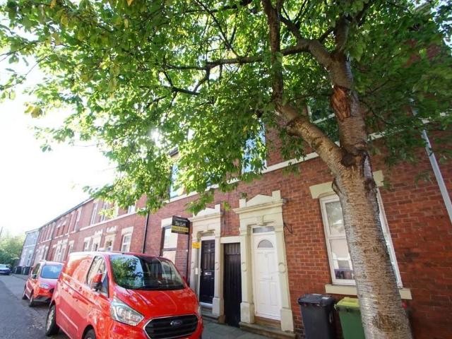 6 bedroom terraced house for sale