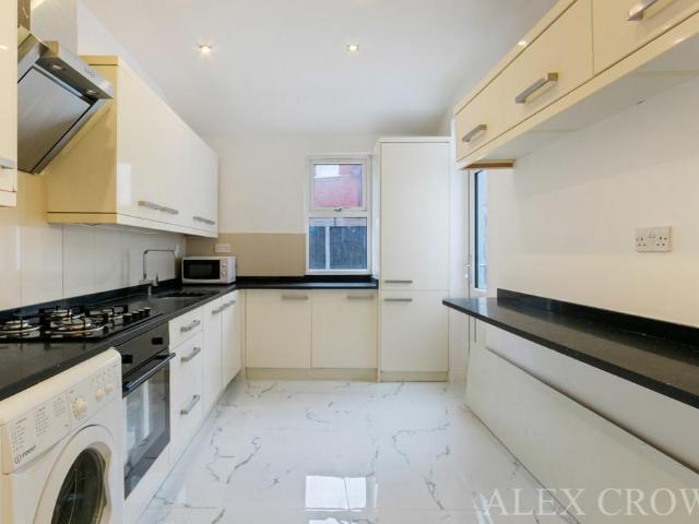6 bedroom terraced house for sale