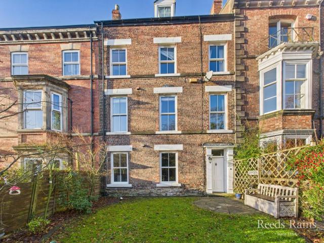 6 bedroom terraced house for sale
