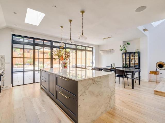 6 bedroom terraced house for sale