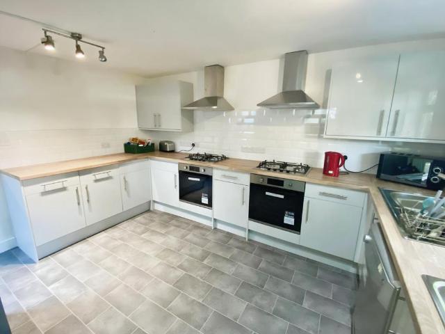 6 bedroom terraced house for sale