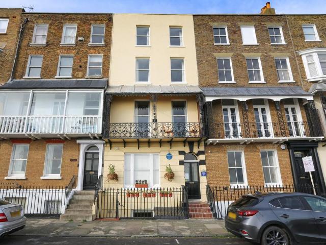 6 bedroom terraced house for sale
