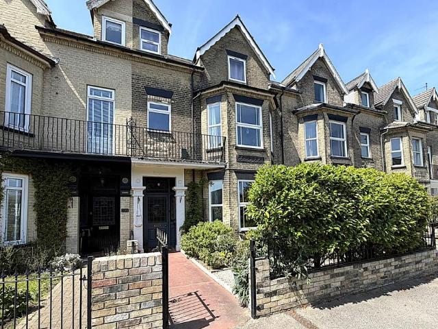 6 bedroom terraced house for sale