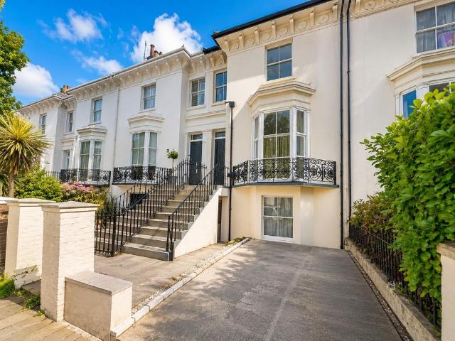6 bedroom terraced house for sale