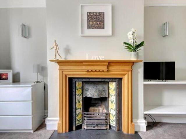 6 bedroom terraced house for sale in Croft Road, Swindon, Wiltshire, SN1