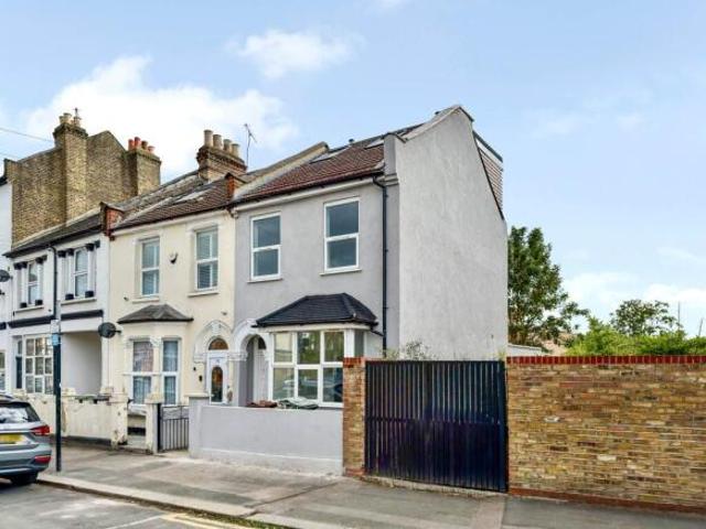 6 bedroom terraced house for sale in Erskine Road, Walthamstow, E17