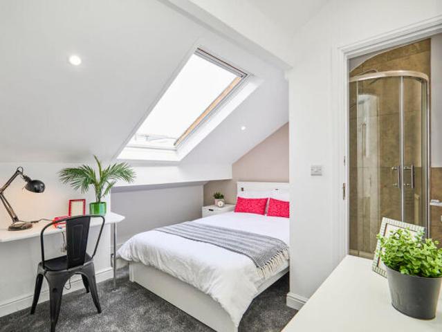 6 bedroom terraced house for sale in Hartley Grove, Leeds, LS6