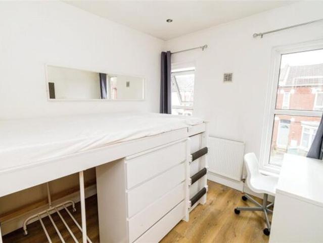 6 bedroom terraced house for sale in Milton Road, Polygon, Southampton, Hampshire, SO15