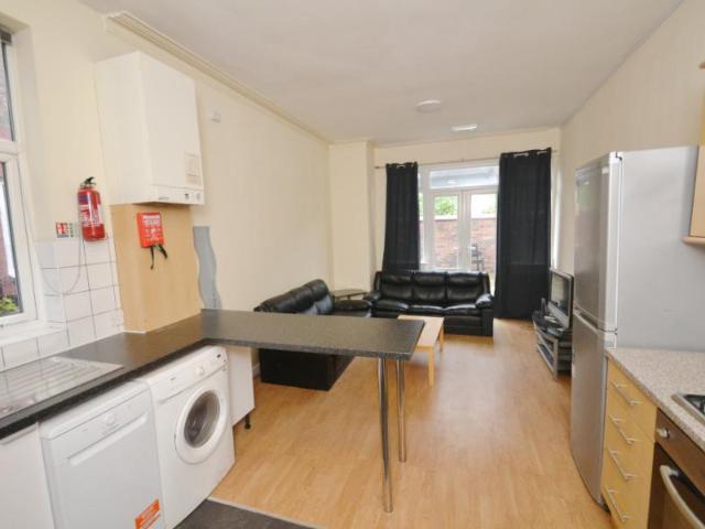 6 bedroom Terraced House To Let