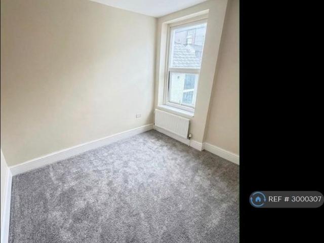 6 bedroom terraced house to rent