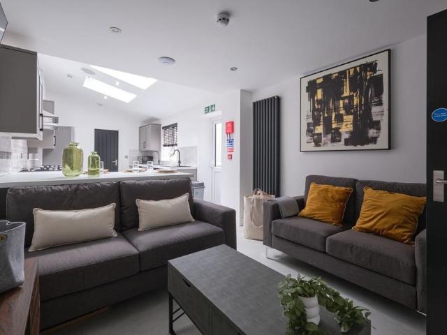 6 bedroom terraced house to rent