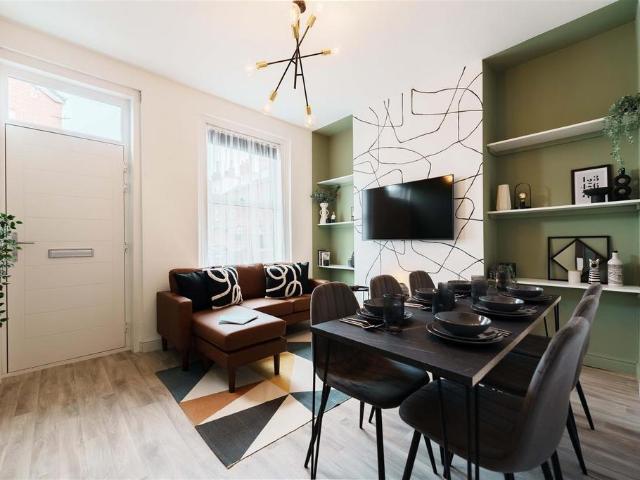 6 bedroom terraced house to rent