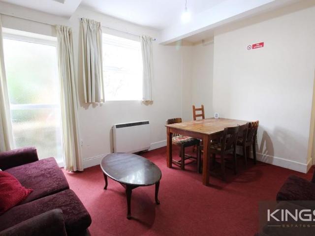 6 bedroom terraced house to rent