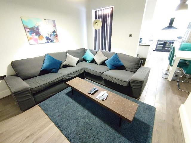 6 bedroom terraced house to rent