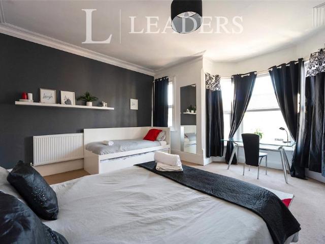 6 bedroom terraced house to rent