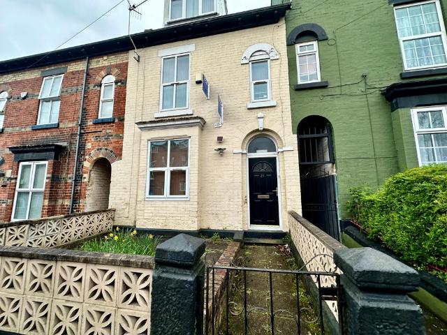 6 bedroom terraced house to rent