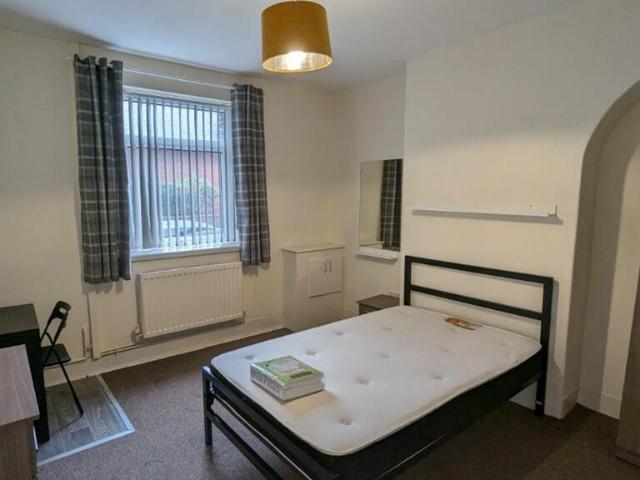 6 bedroom terraced house to rent