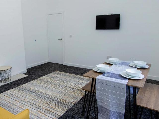 6 bedroom terraced house to rent