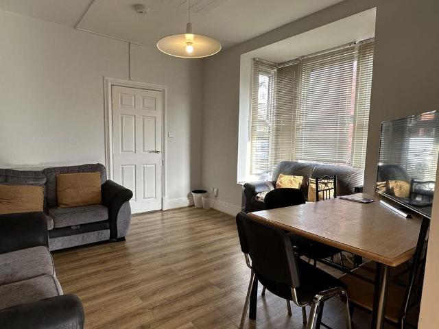 6 bedroom terraced house to rent