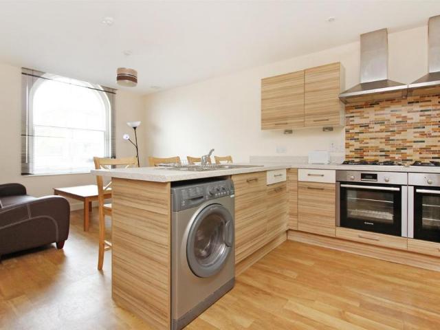 6 bedroom terraced house to rent