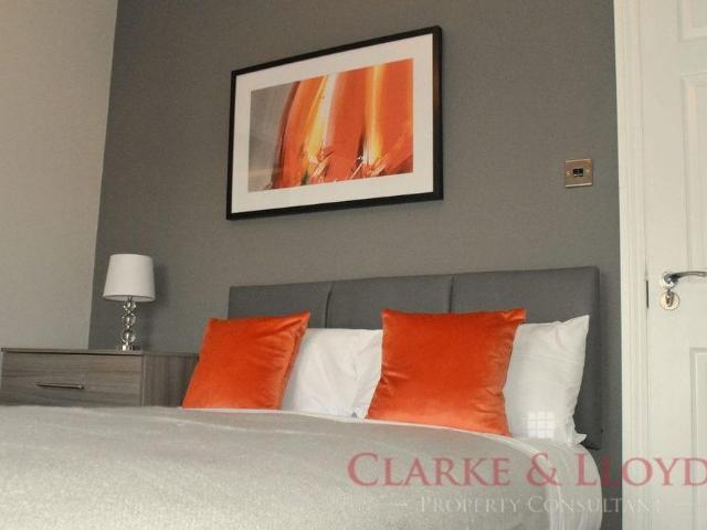 6 bedroom terraced house to rent