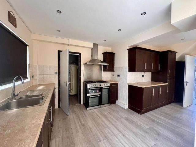 6 bedroom terraced house to rent