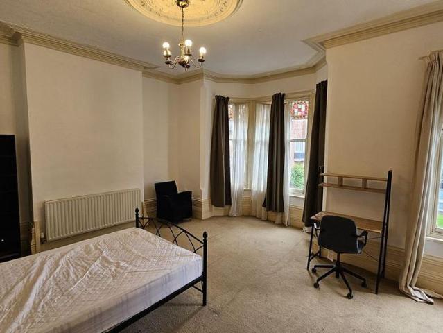 6 bedroom terraced house to rent
