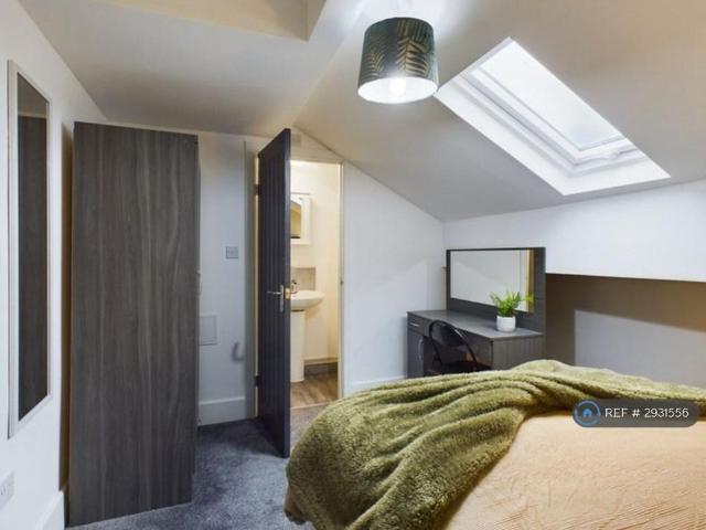6 bedroom terraced house to rent