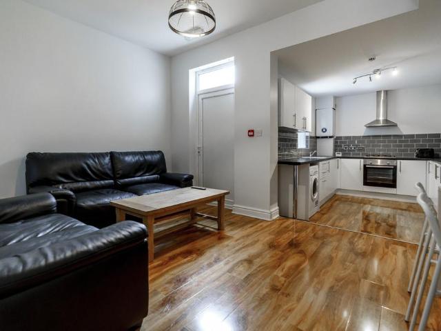 6 bedroom terraced house to rent