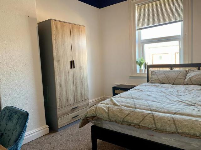 6 bedroom terraced house to rent