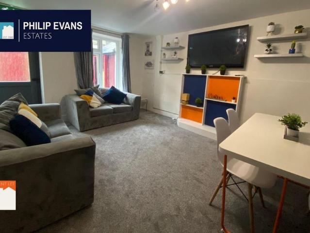 6 bedroom terraced house to rent