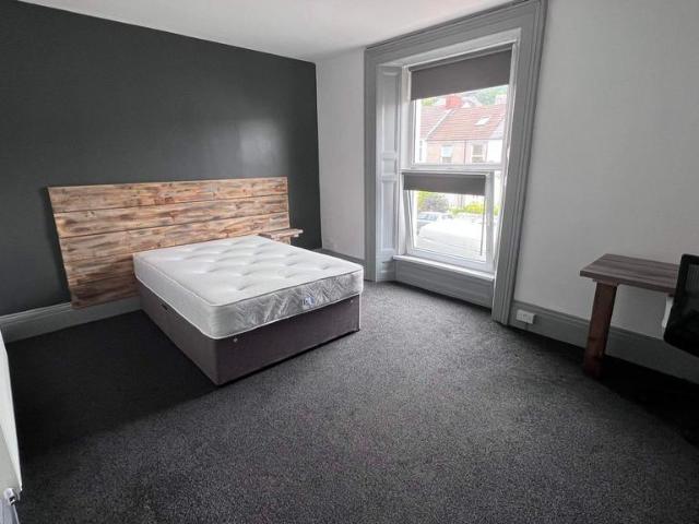 6 bedroom terraced house to rent