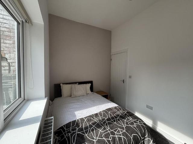 6 bedroom terraced house to rent