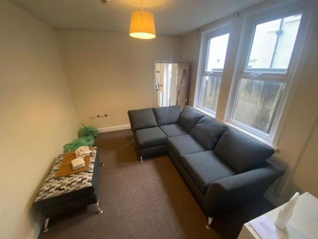 6 bedroom terraced house to rent