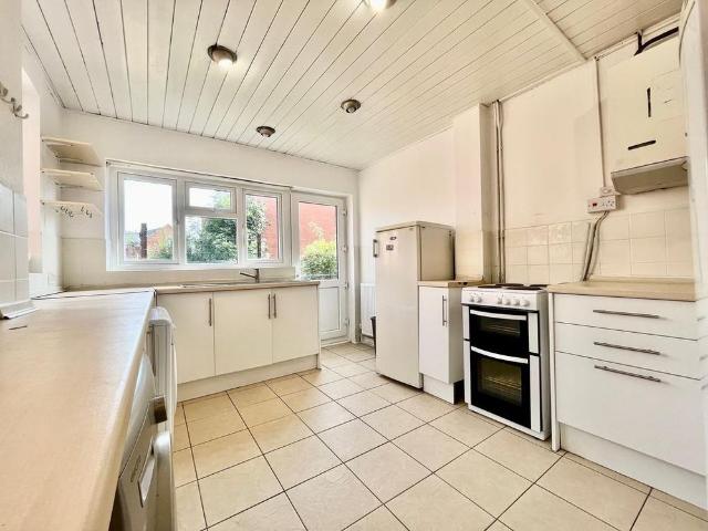 6 bedroom terraced house to rent