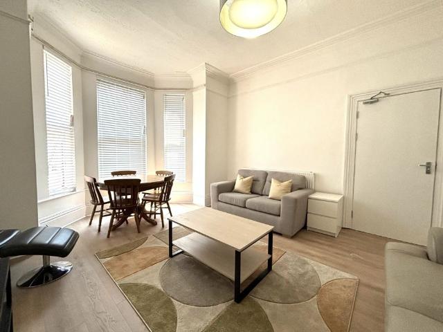 6 bedroom terraced house to rent