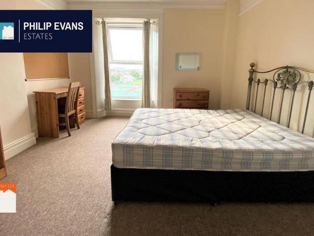 6 bedroom terraced house to rent