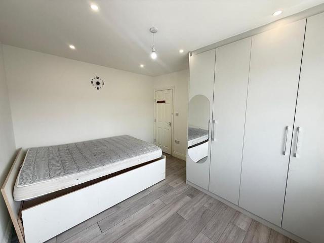 6 bedroom terraced house to rent