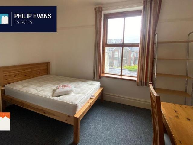 6 bedroom terraced house to rent
