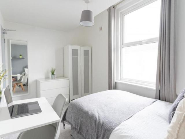 6 bedroom terraced house to rent