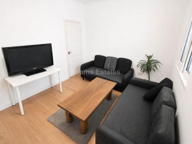 6 bedroom terraced house to rent
