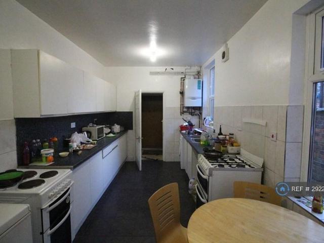 6 bedroom terraced house to rent